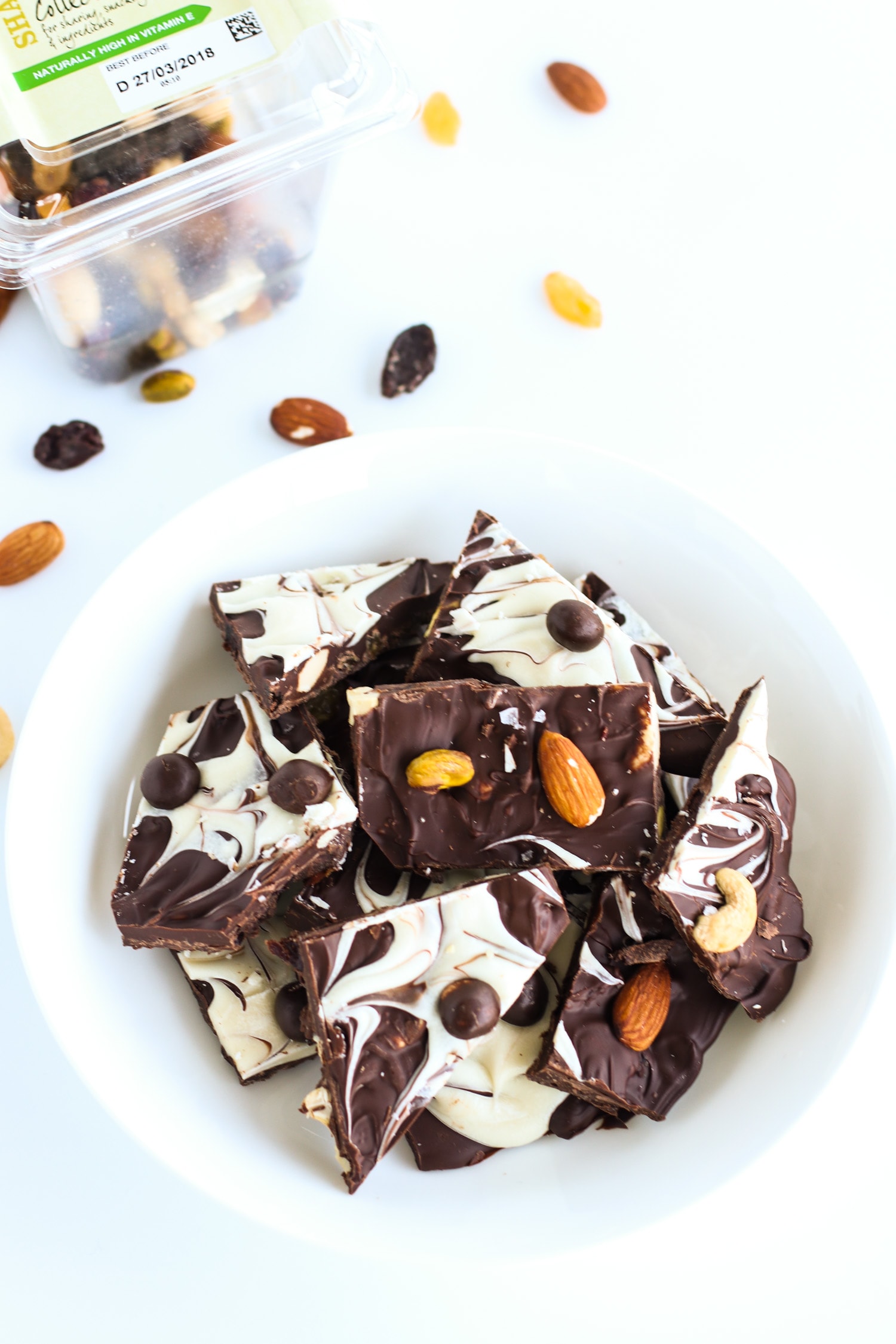 Dark and White Chocolate Bark with Mixed Fruits & Nuts - That Spicy Chick