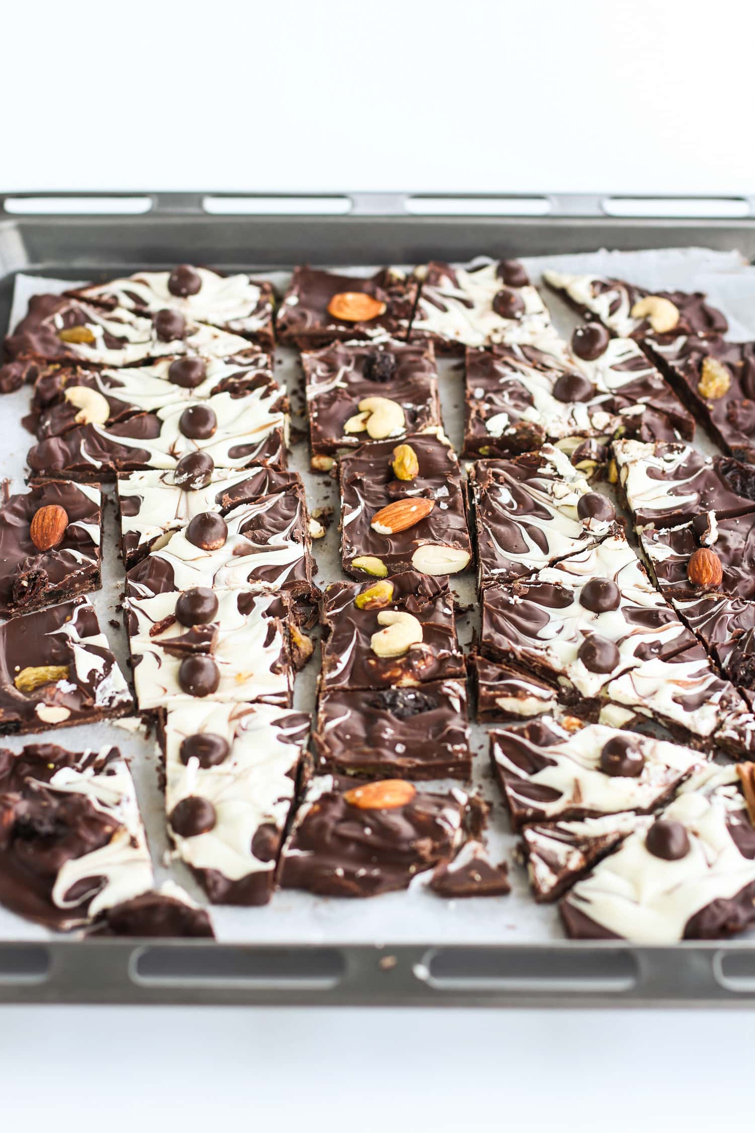 Dark and White Chocolate Bark with Mixed Fruits & Nuts - That Spicy Chick