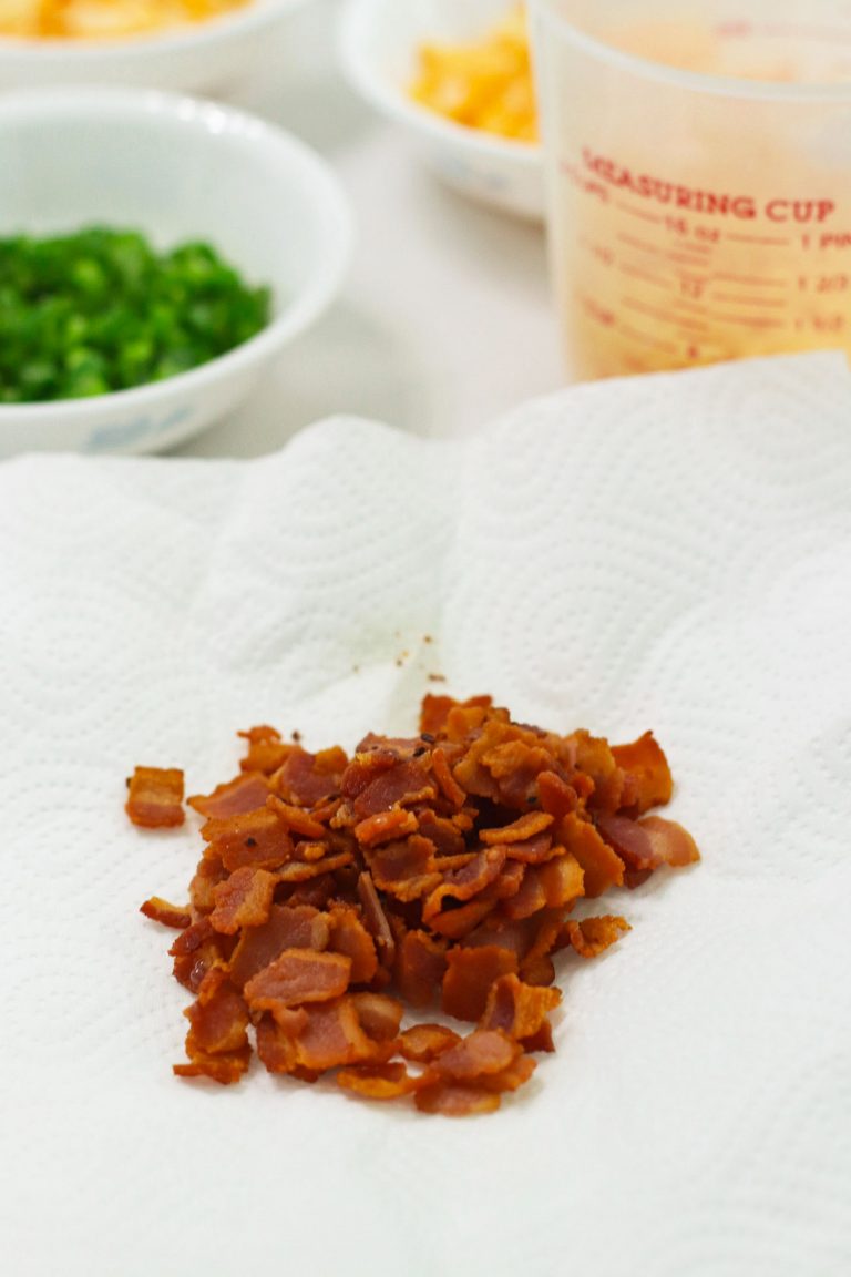 Creamy Buffalo Sauce Bacon Mac and Cheese - That Spicy Chick