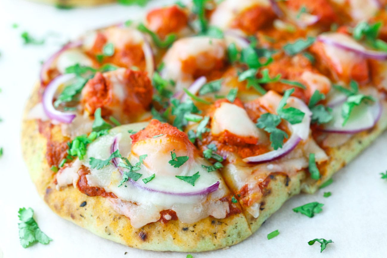 Chicken Tikka Naanza (Naan Pizza!) - That Spicy Chick