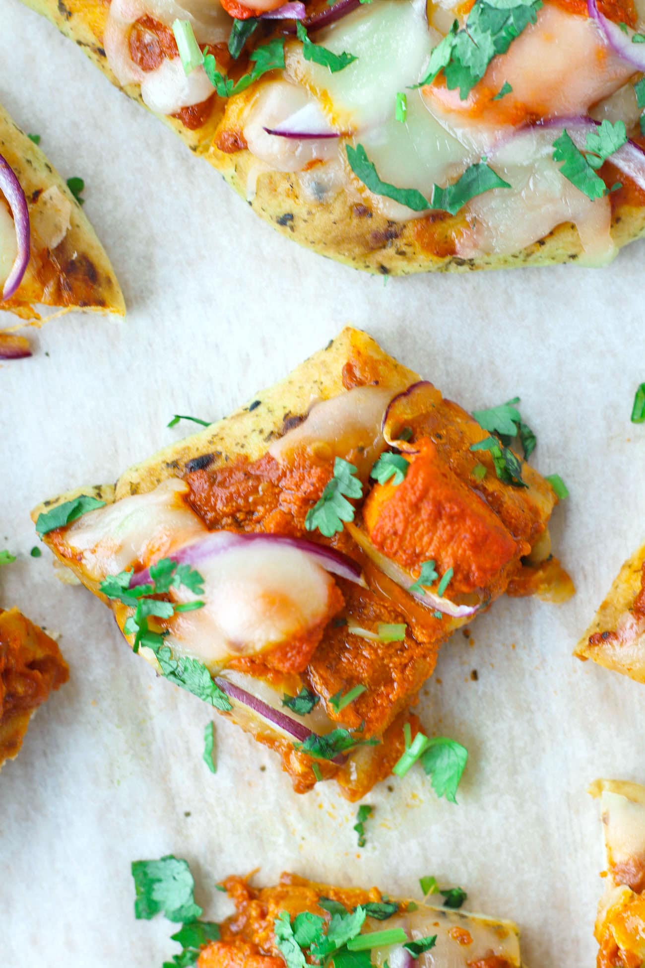 Chicken Tikka Naanza (Naan Pizza!) - That Spicy Chick