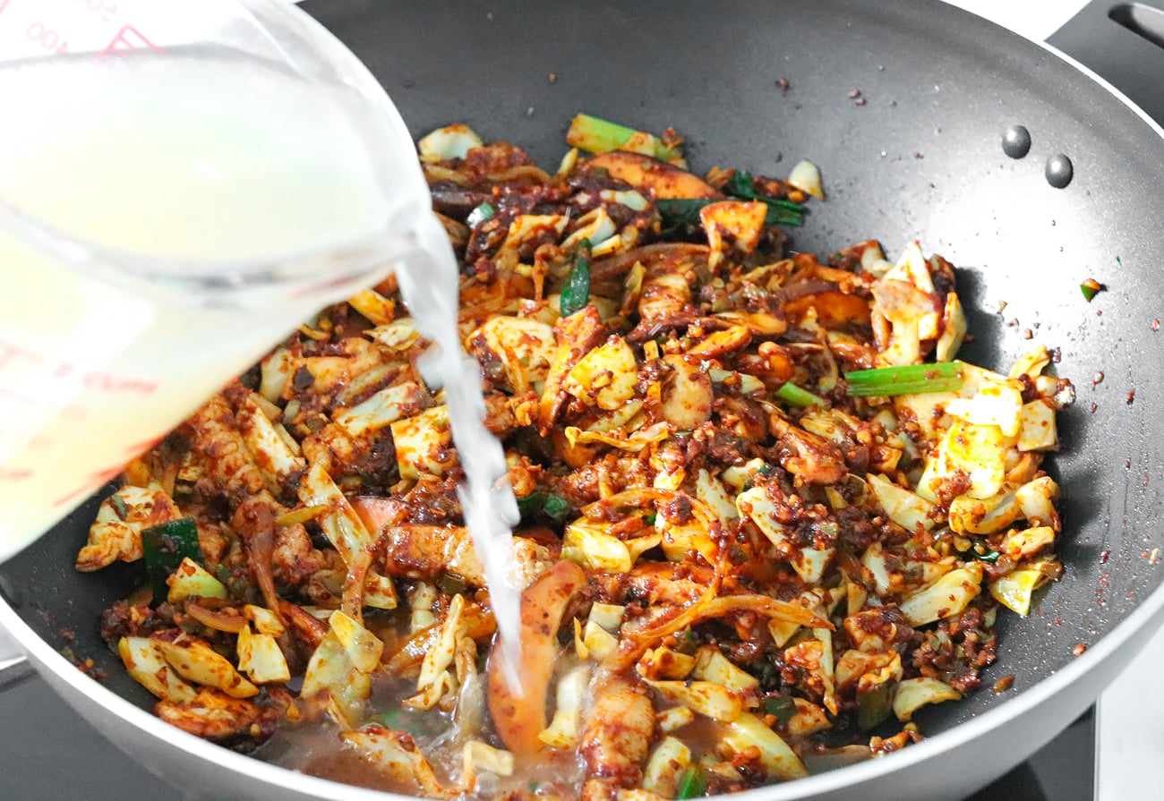 Spicy Korean Seafood Soup Noodles (Jjamppong) - That Spicy Chick