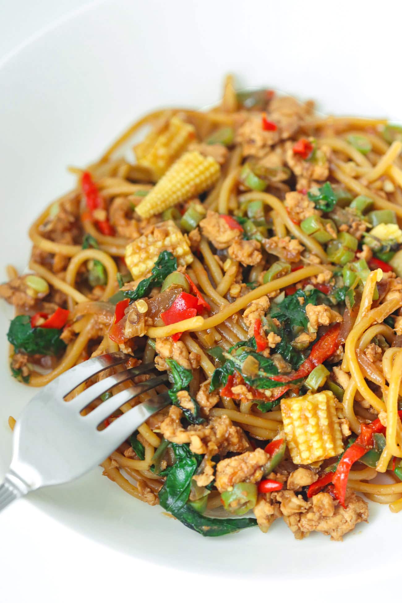 Thai Basil Chicken Spaghetti (Thai-Italian fusion pasta!) - That Spicy ...