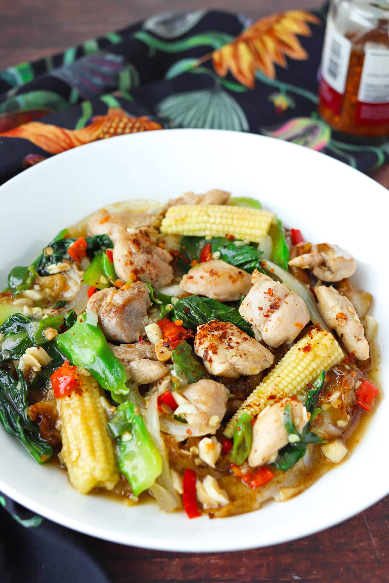 Rad Na Gai (Thai Gravy Noodles with Chicken) - That Spicy Chick