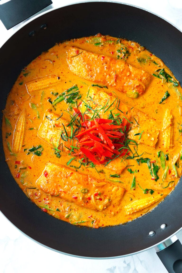 Choo Chee Salmon Curry (Easy 30 minute recipe!) - That Spicy Chick