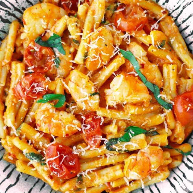 Creamy Rosé Pasta with Prawns - That Spicy Chick