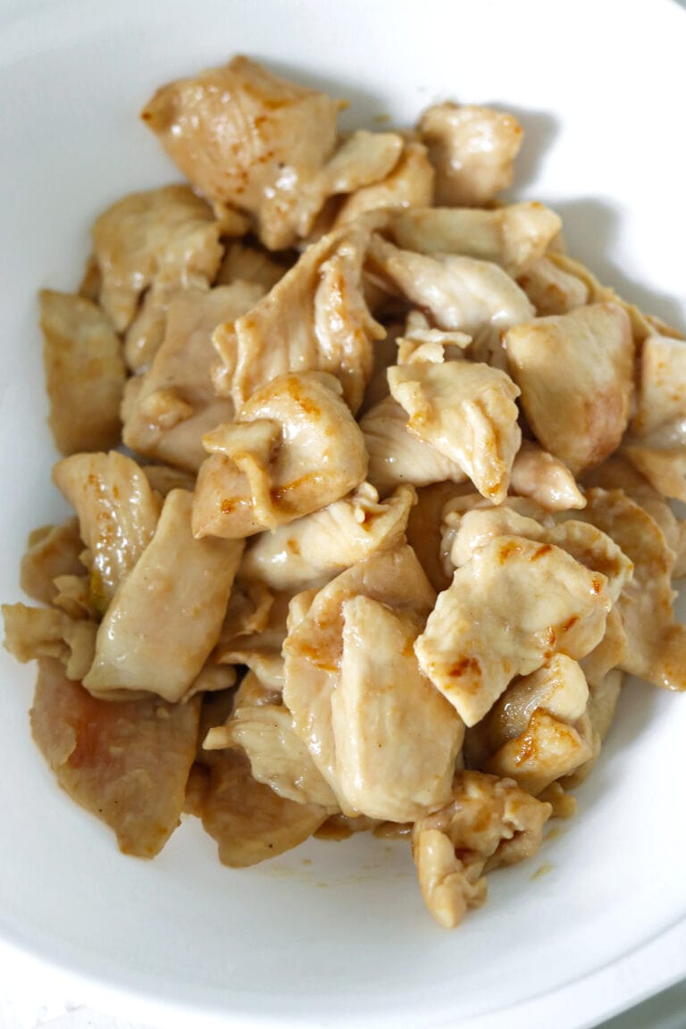 Chicken Chow Fun (Cantonese Style Stir-fried Noodles) - That Spicy Chick