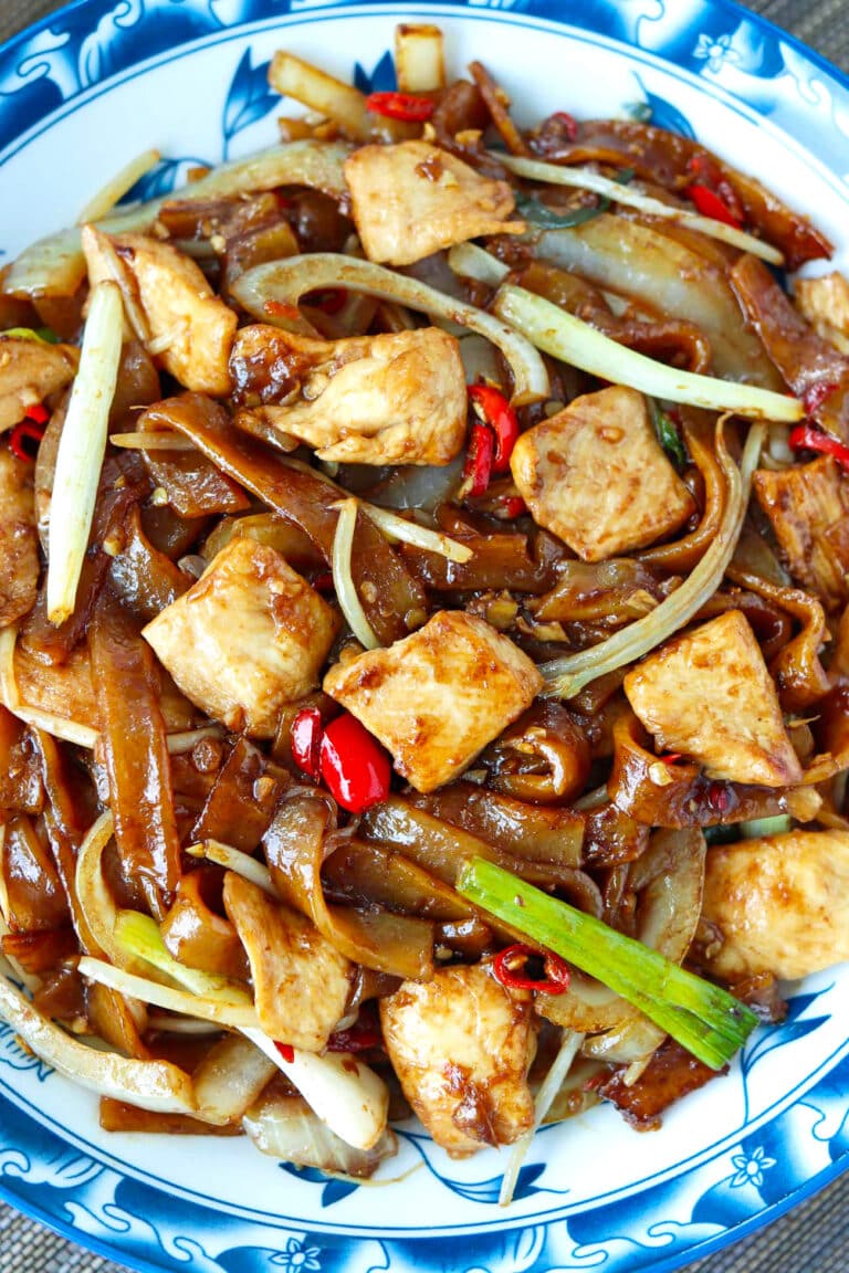Chicken Chow Fun (Cantonese Style Stir-fried Noodles) - That Spicy Chick