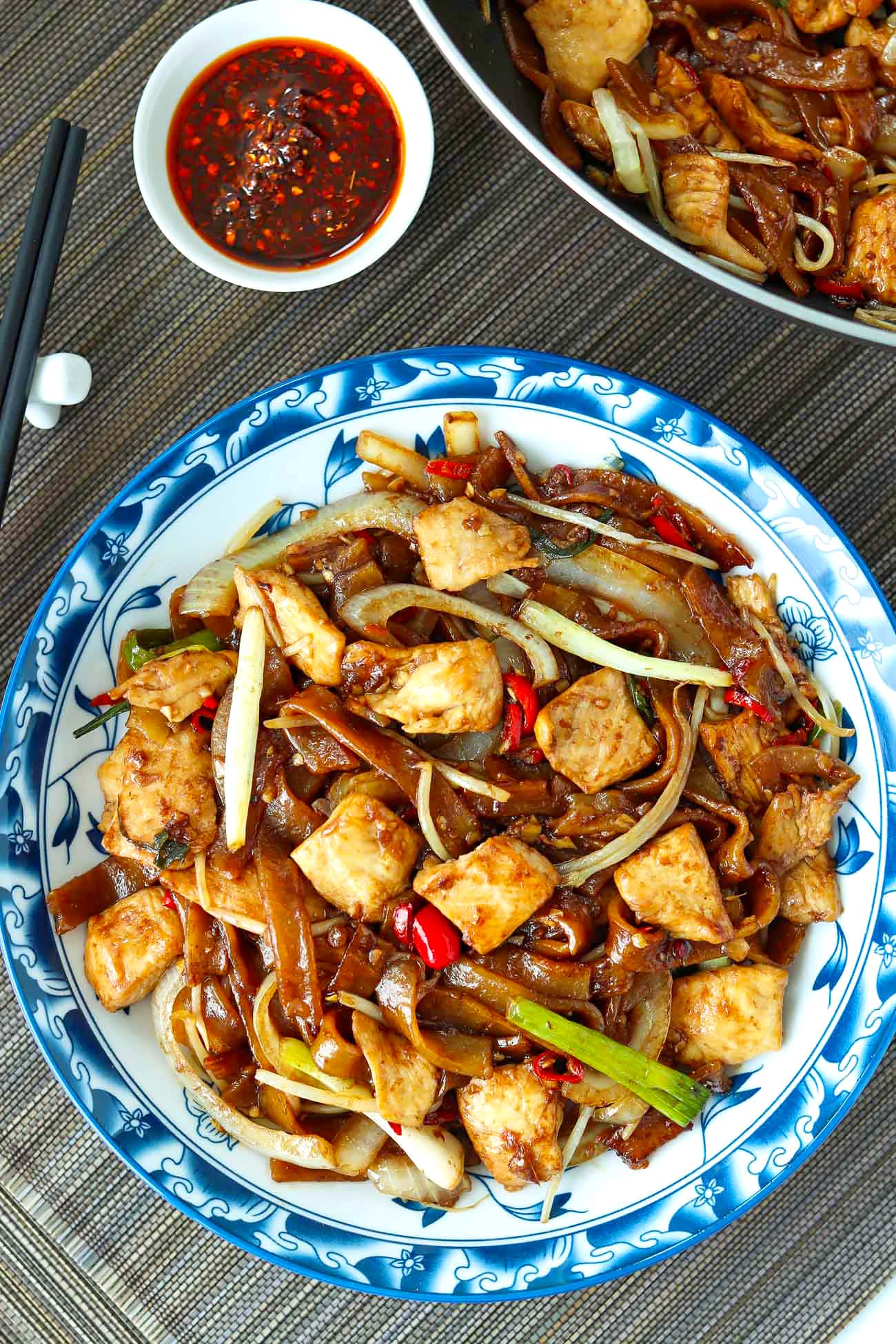 Chicken Chow Fun (Cantonese Style Stir-fried Noodles) - That Spicy Chick