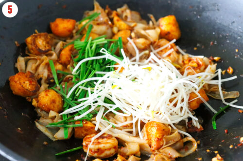 Char Kway Teow (Malaysian Flat Wide Rice Noodles Stir-fry) - That Spicy ...