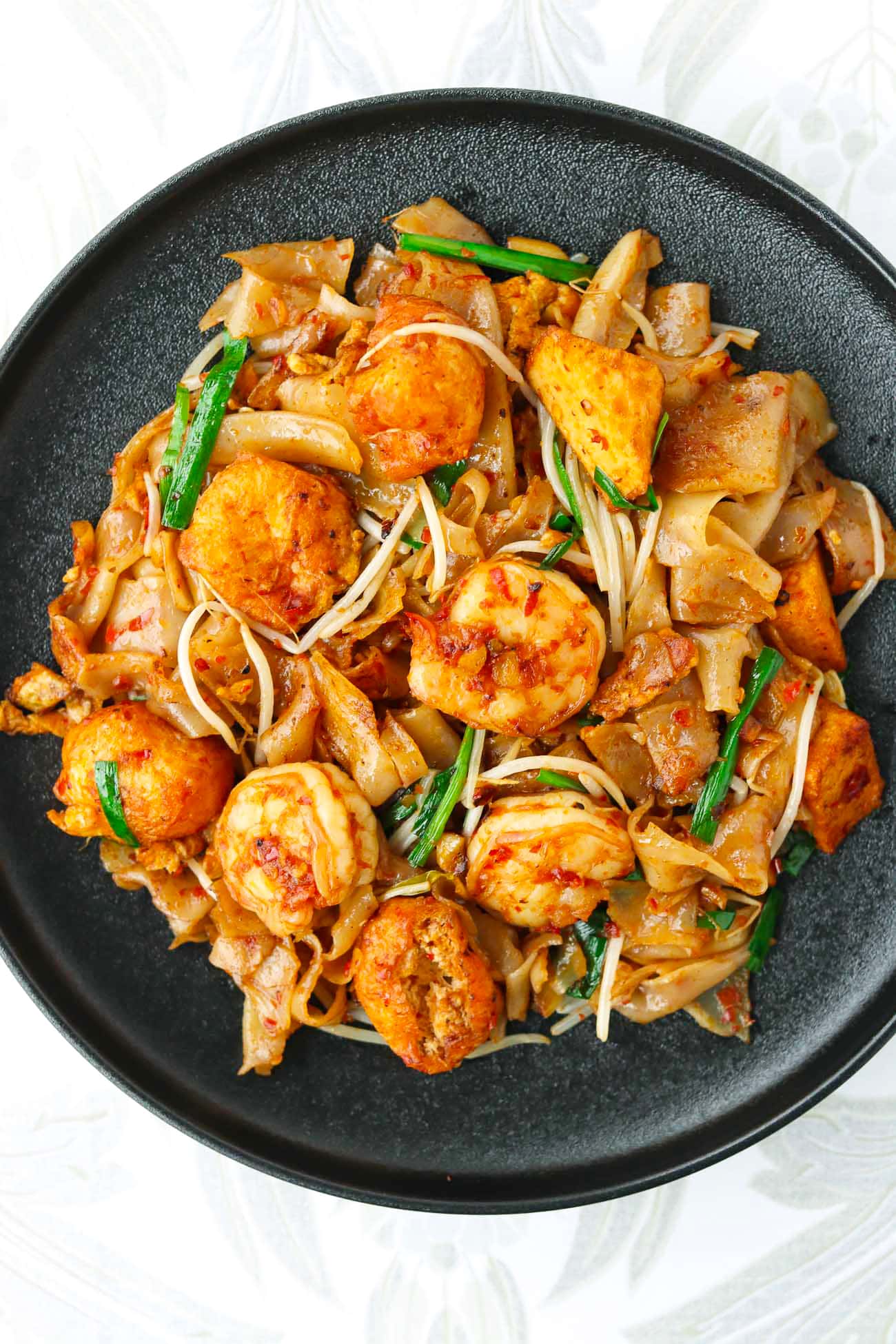 Char Kway Teow (Malaysian Flat Wide Rice Noodles Stir-fry) - That Spicy ...