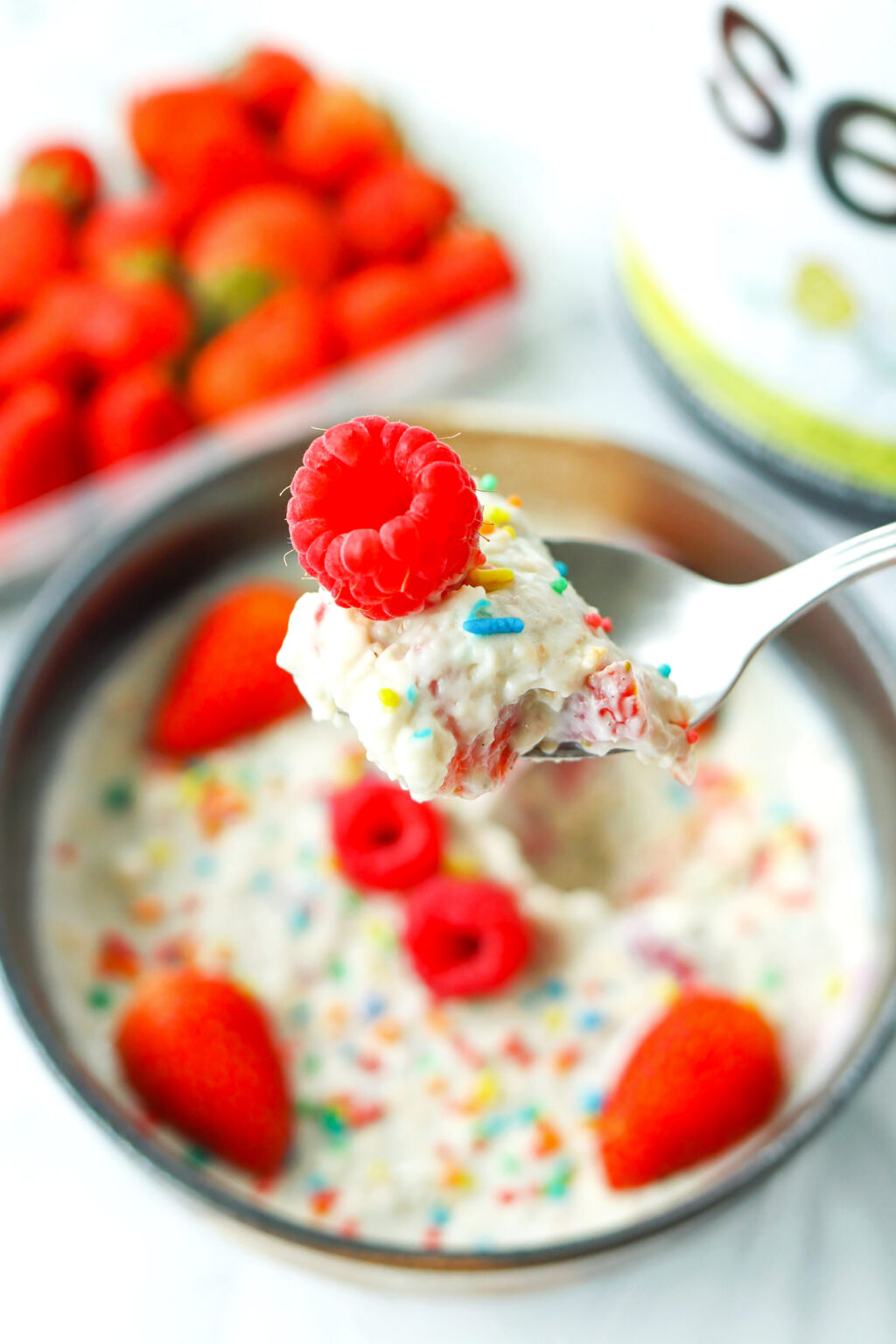 Birthday Cake Overnight Oats - 33 grams protein - That Spicy Chick