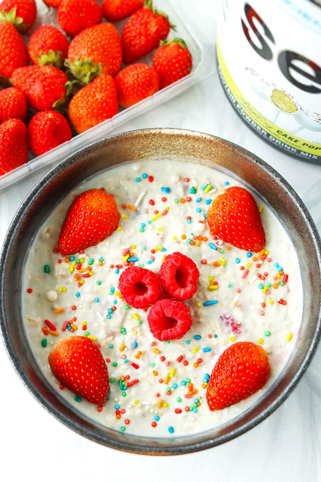 Birthday Cake Overnight Oats - 33 grams protein - That Spicy Chick