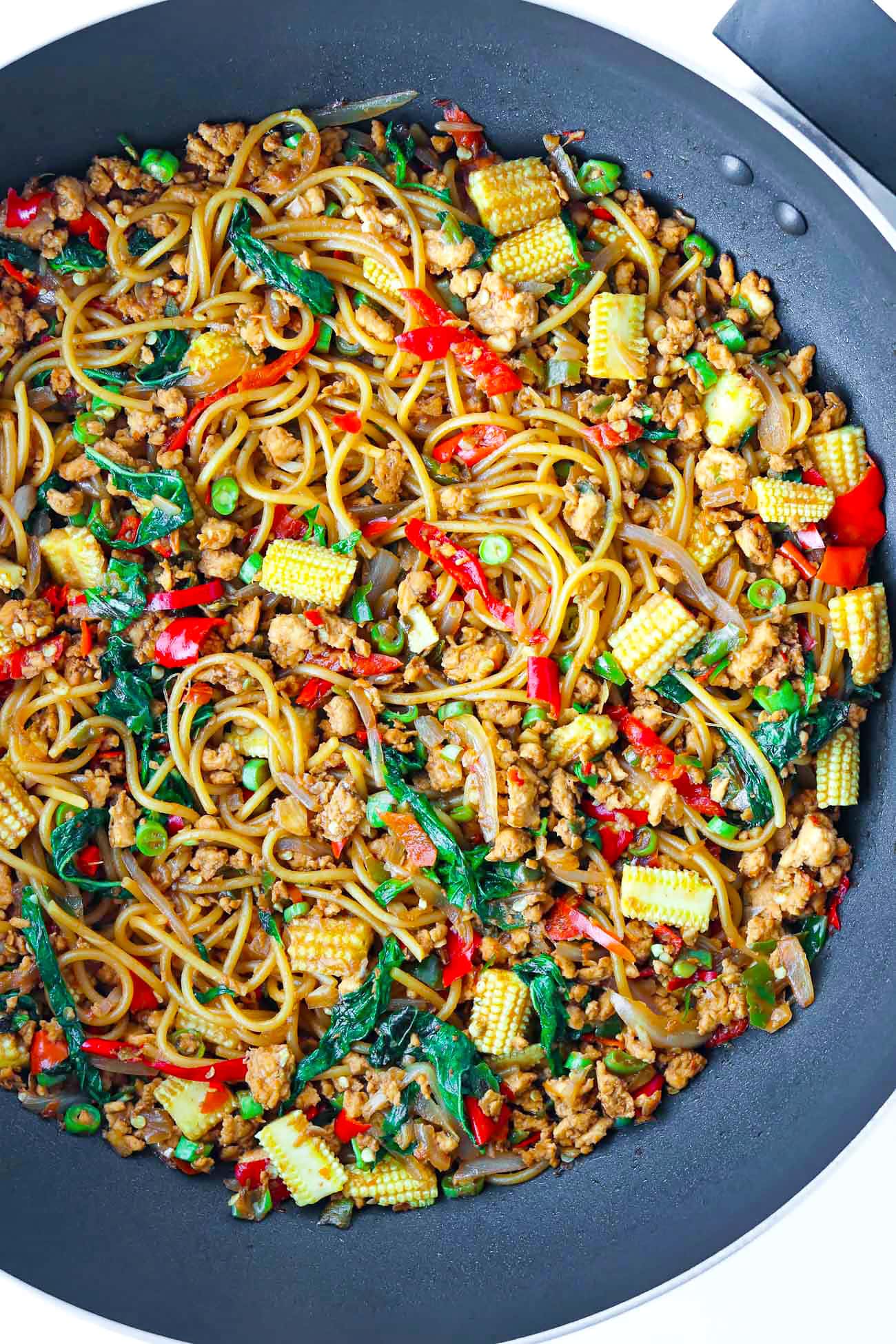 Thai Basil Chicken Spaghetti (Thai-Italian fusion pasta!) - That Spicy ...