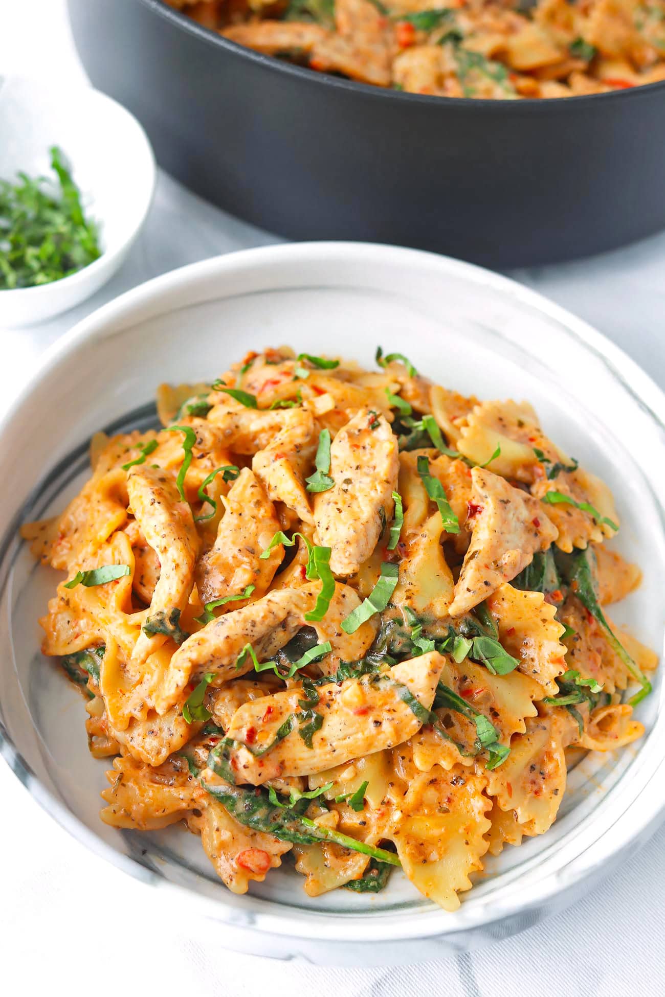 Creamy Red Pesto Pasta with Chicken - That Spicy Chick